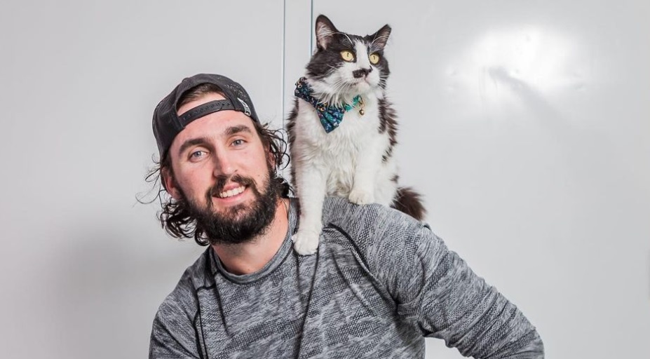 Dodgers Pitcher Shows Off His Love For Cats – Pain In The Bud